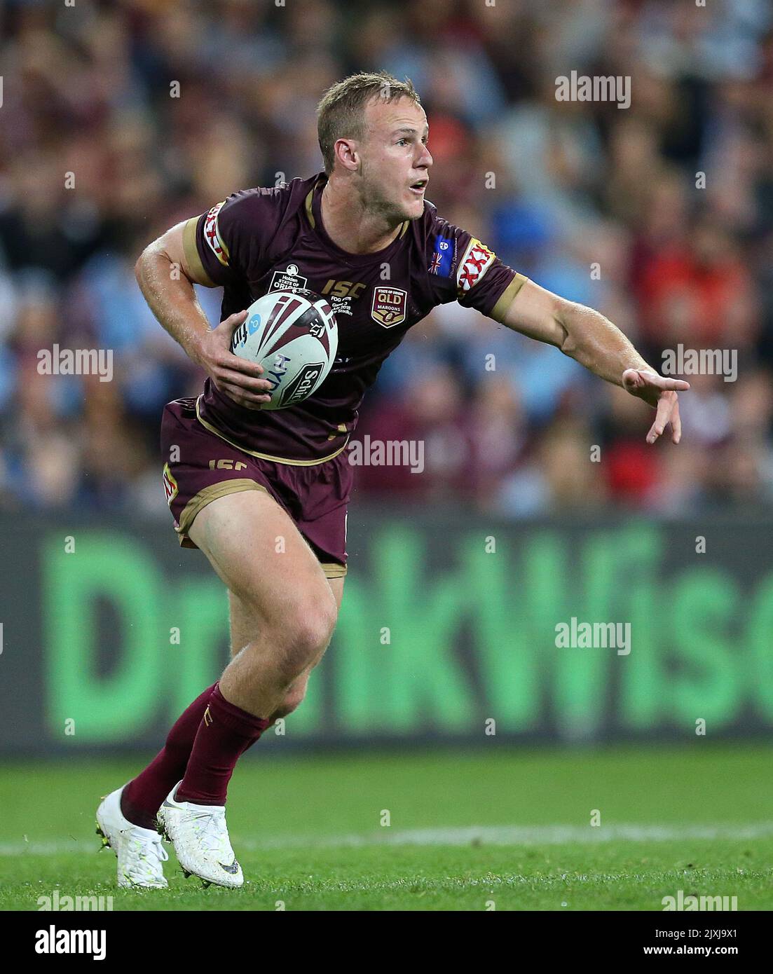 Daly Cherry-Evans des Maroons a l'air de passer pendant le jeu 3 de la ...