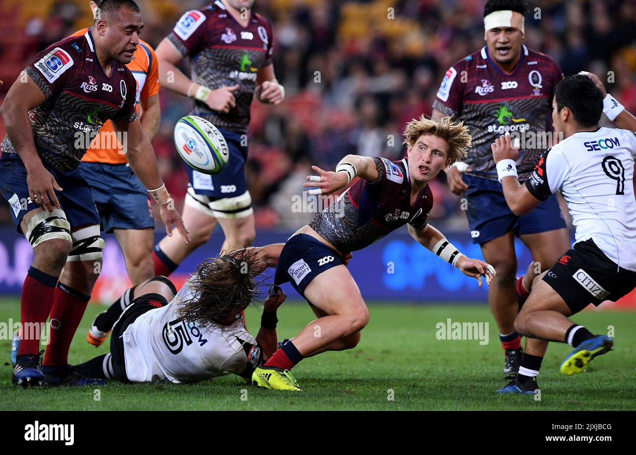Tate McDermott des rouges passe le ballon lors du match de rugby Super ...