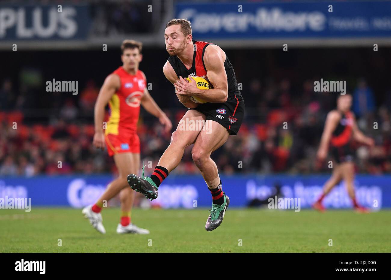 Devon Smith des bombardiers prend une marque lors du match AFL de la ...