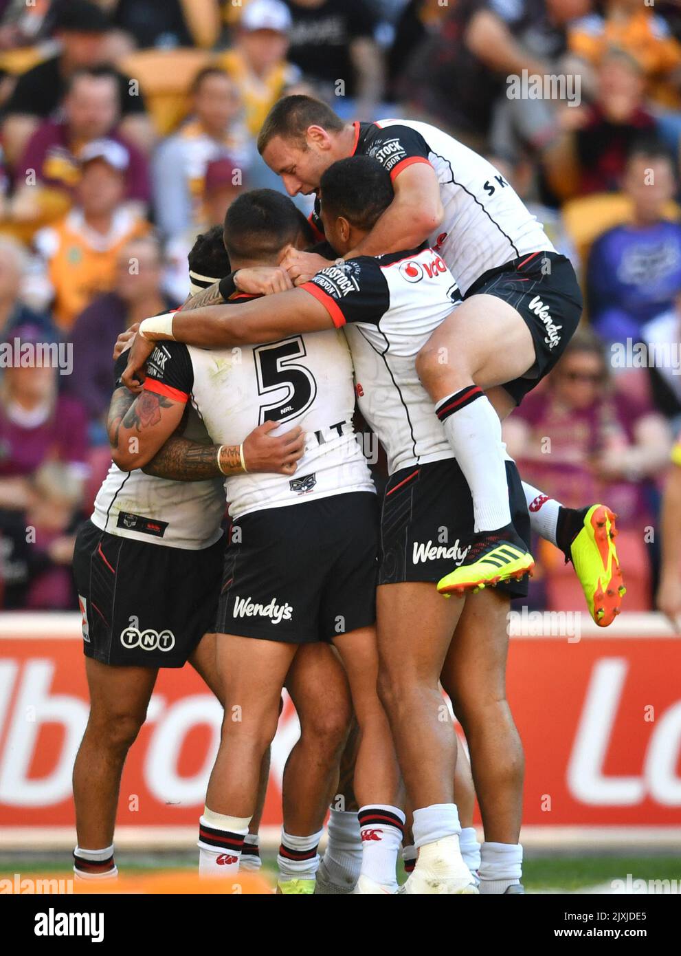 Issac Luke of the Warriors fête son essai avec ses coéquipiers lors du ...