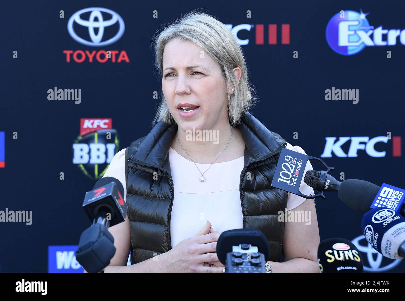 Cricket Australia Chef de Big Bash, Kim McConnie parle lors d'une ...