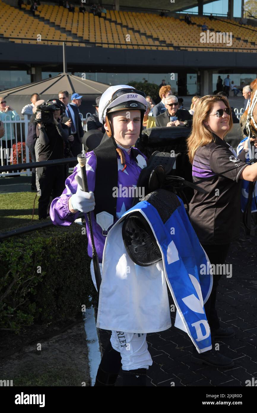 Le jockey Sam Weatherly est vu après avoir parcouru Trafalgar pour ...