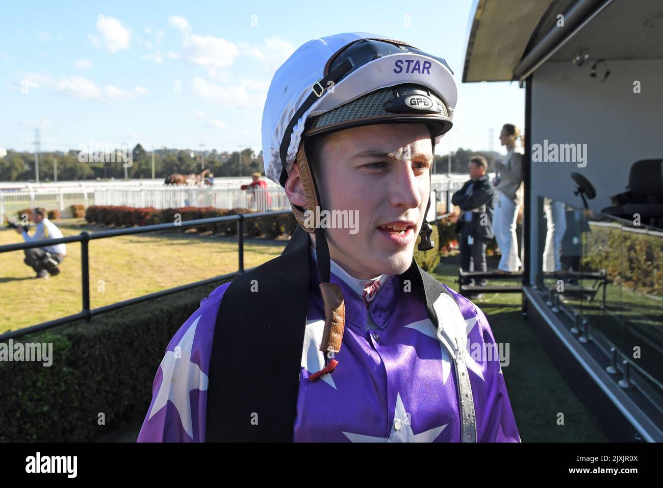 Le jockey Sam Weatherly est vu après avoir parcouru Trafalgar pour ...