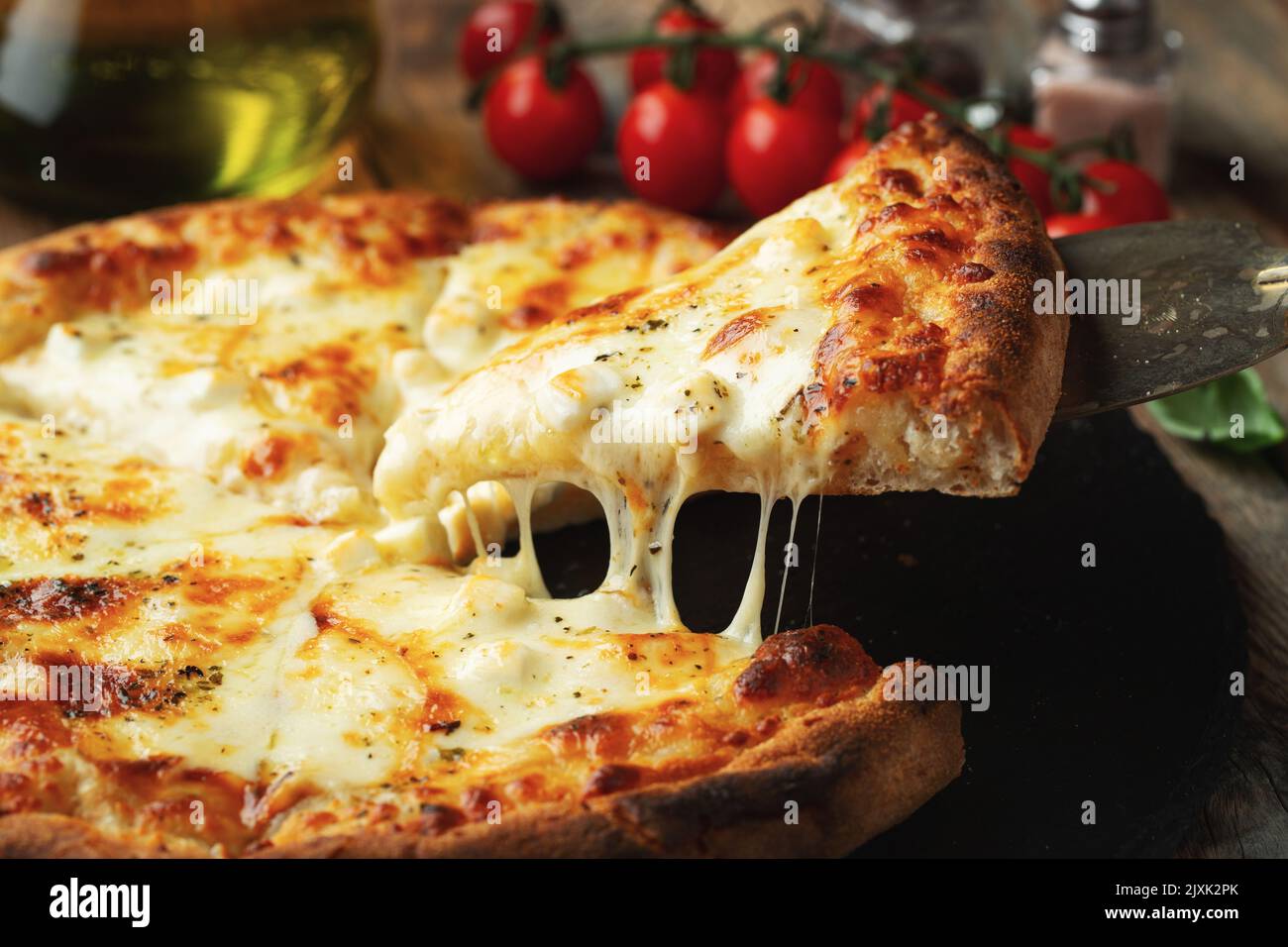 Une tranche de pizza italienne chaude avec du fromage étirant. Pizza ...