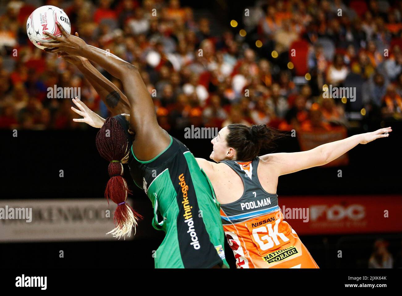 Jhaniele Fowler of the Fever (à gauche) prend le ballon alors que Sam ...