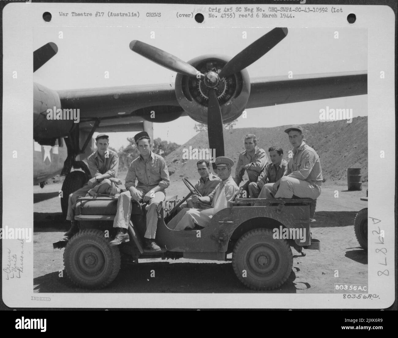 Les membres d'équipage d'un B-24 consolidé du 530th Bomb Squadron ...
