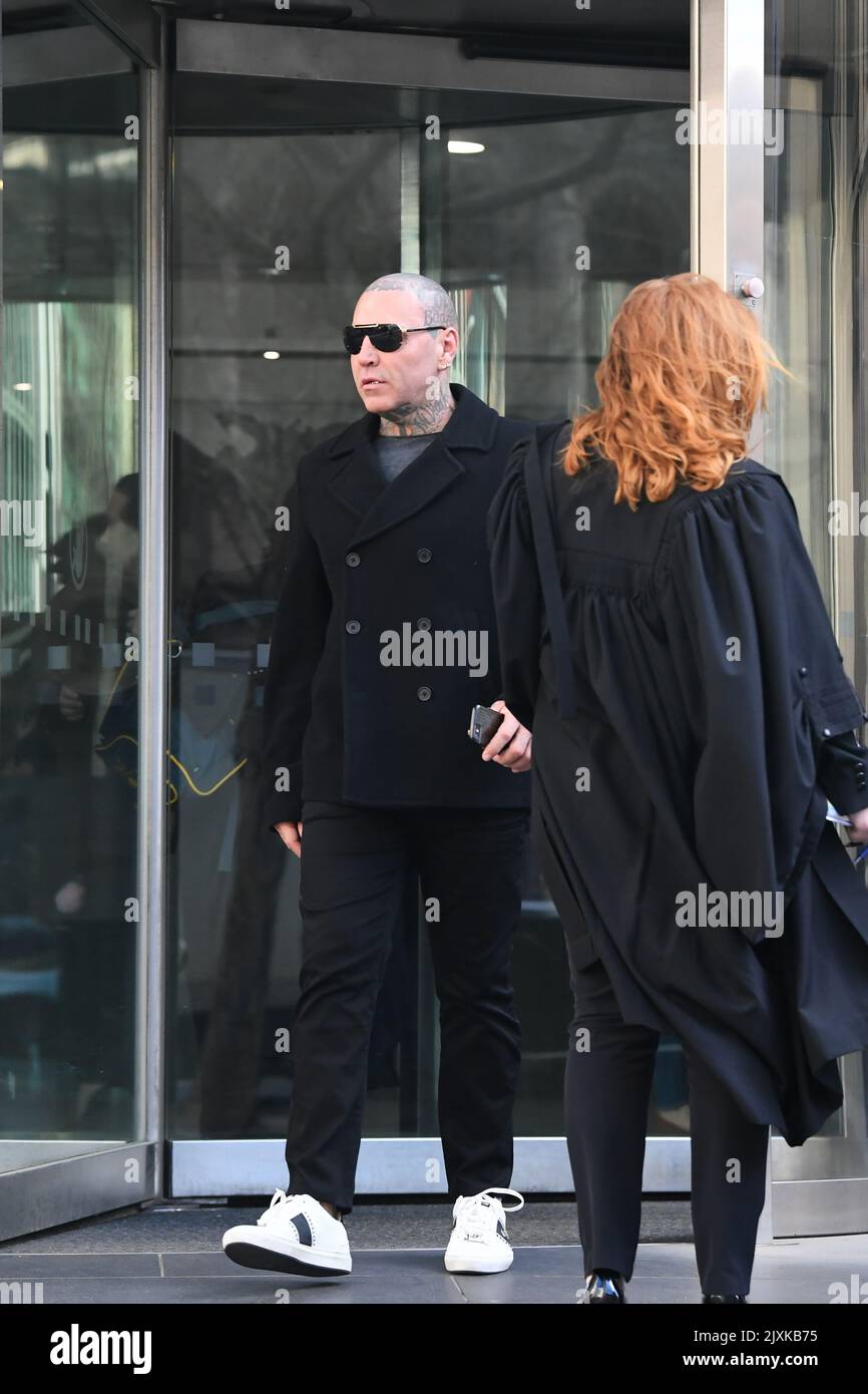 Toby Mitchell quitte le tribunal de comté de Melbourne, vendredi, 10 ...