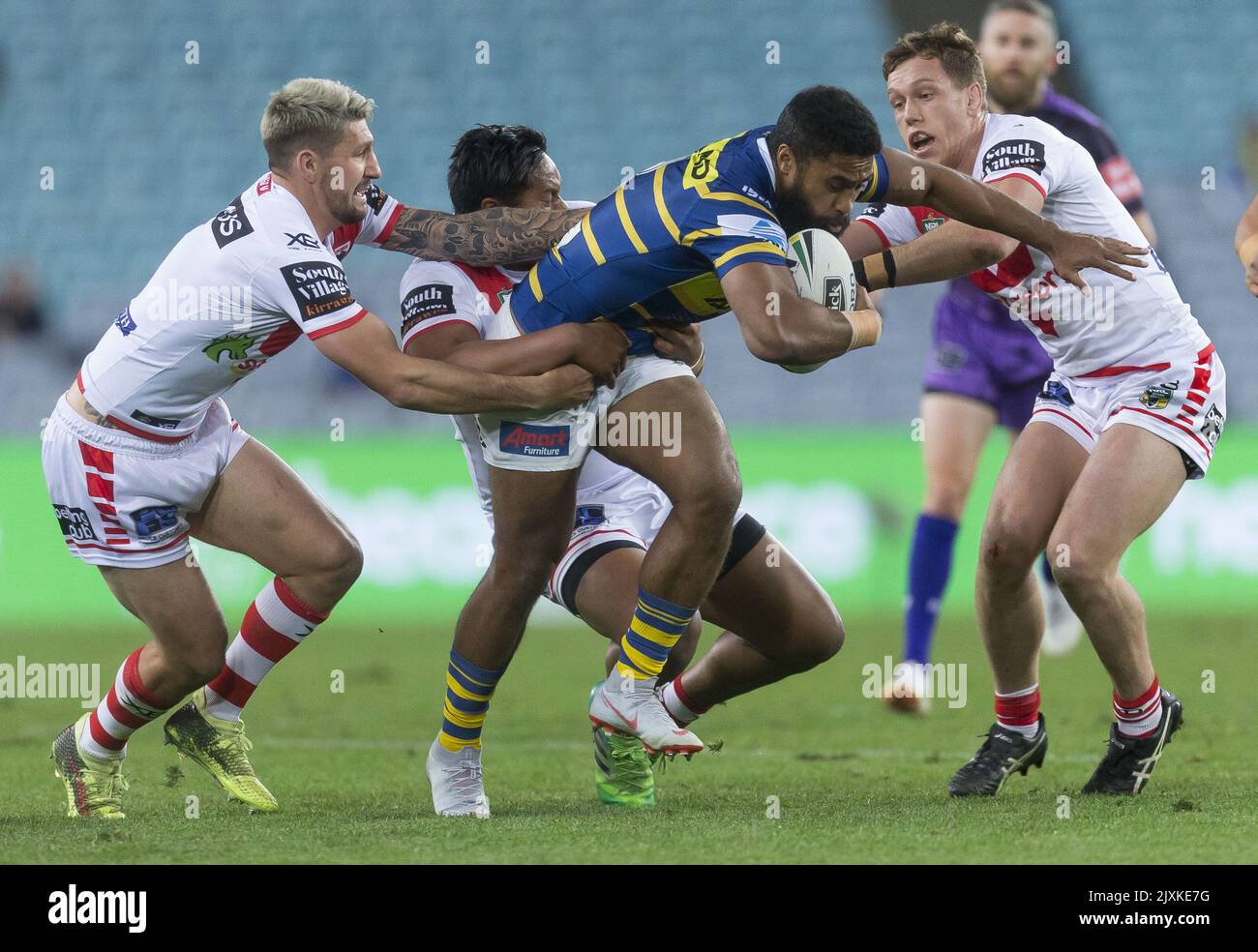 Michael Jennings, des anguilles, est affronté lors du match de la série ...