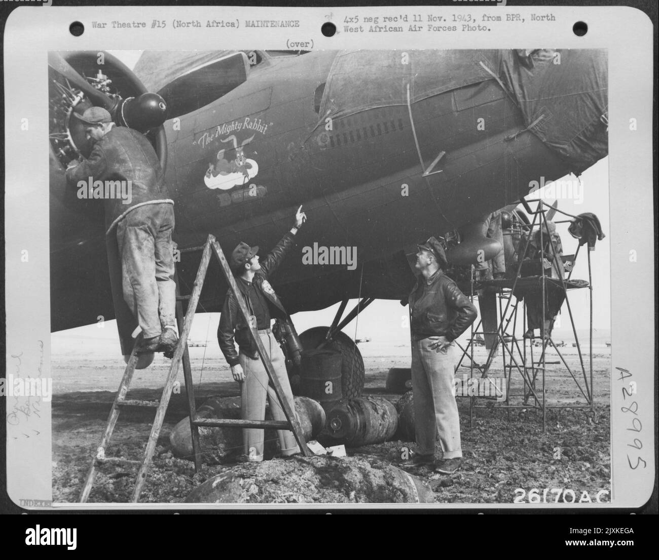 En tant que membre de l'équipe au sol travaille sur un moteur du Boeing ...