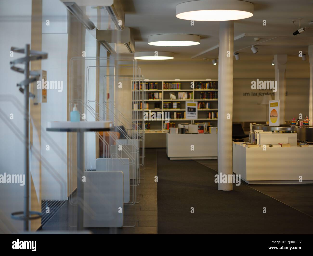 Bâle, Suisse - 8 juillet 2022: Livres dans une nouvelle bibliothèque ...