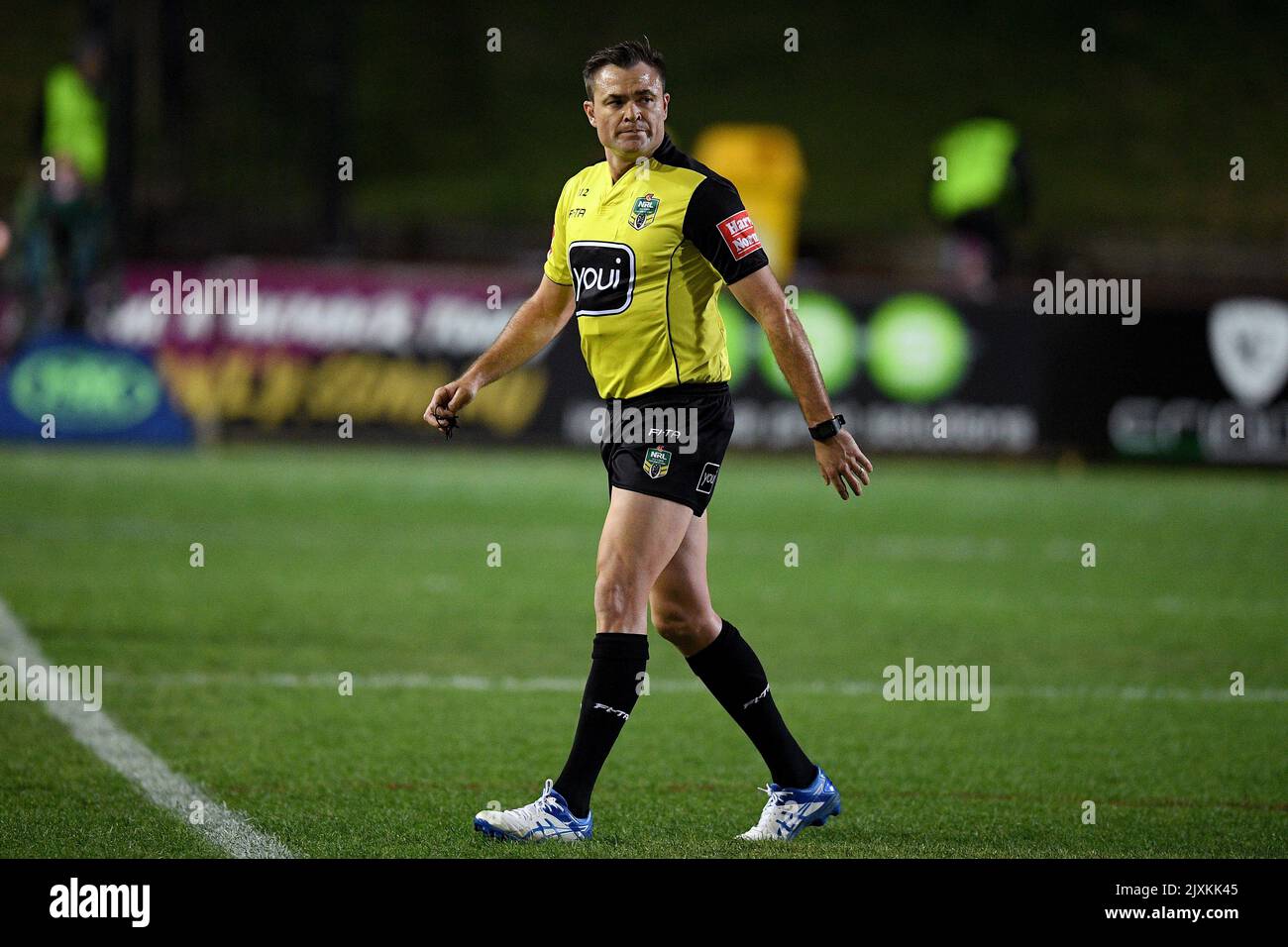 L'arbitre Chris Butler quitte le terrain avec une blessure au coup de ...
