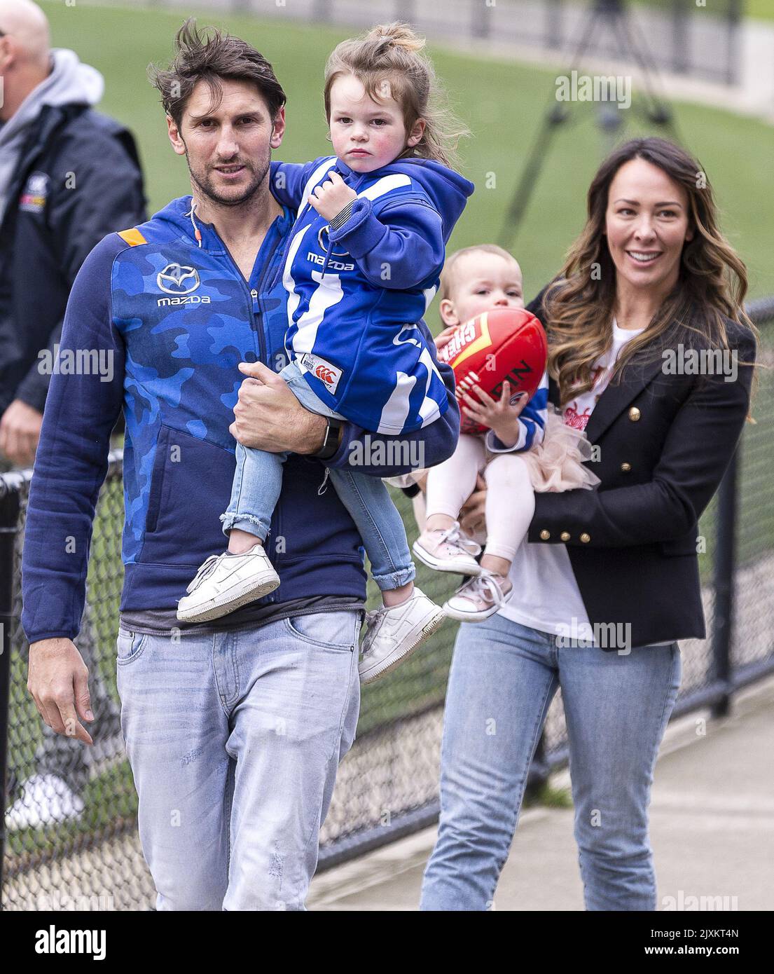 Jarrad Waite marche avec sa femme Jackie et leurs enfants Teddy et Lola ...