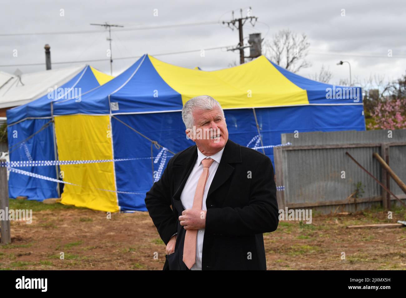 Le détective-surintendant de police sa des Bray parle aux médias dans ...