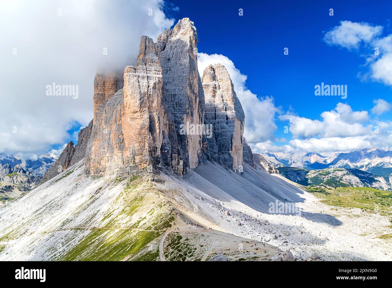 Trois sommets du Drei Zinnen (Tre cime di Lavaredo) dans les Alpes ...