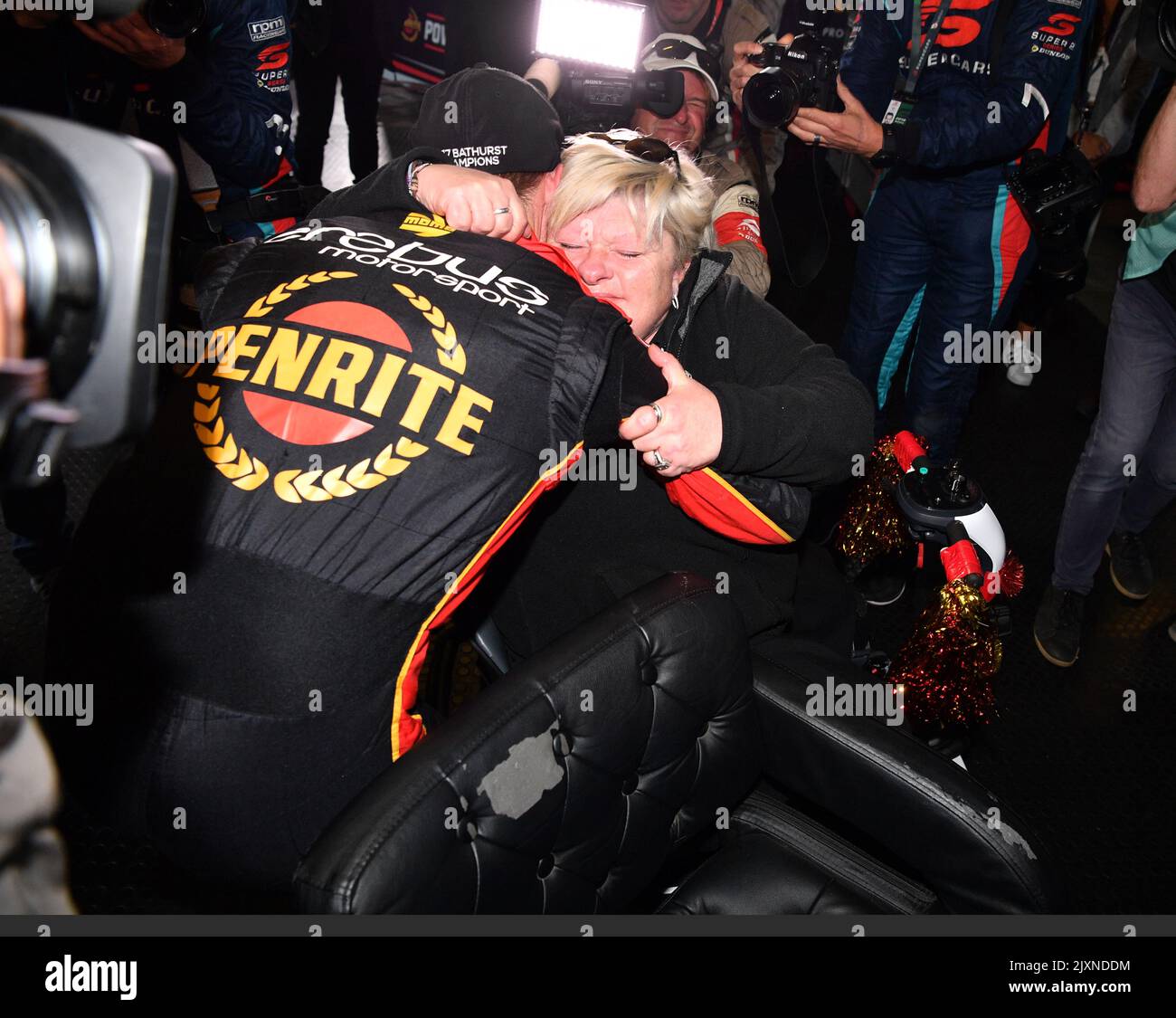 David Reynolds (à gauche) d'Erebus Penrite Racing est félicité par ...