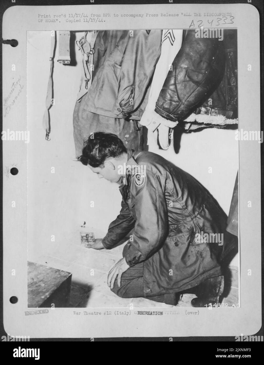 Le Cpl Donald W. Latimer, Seattle, Washington, instructeur de Link ...