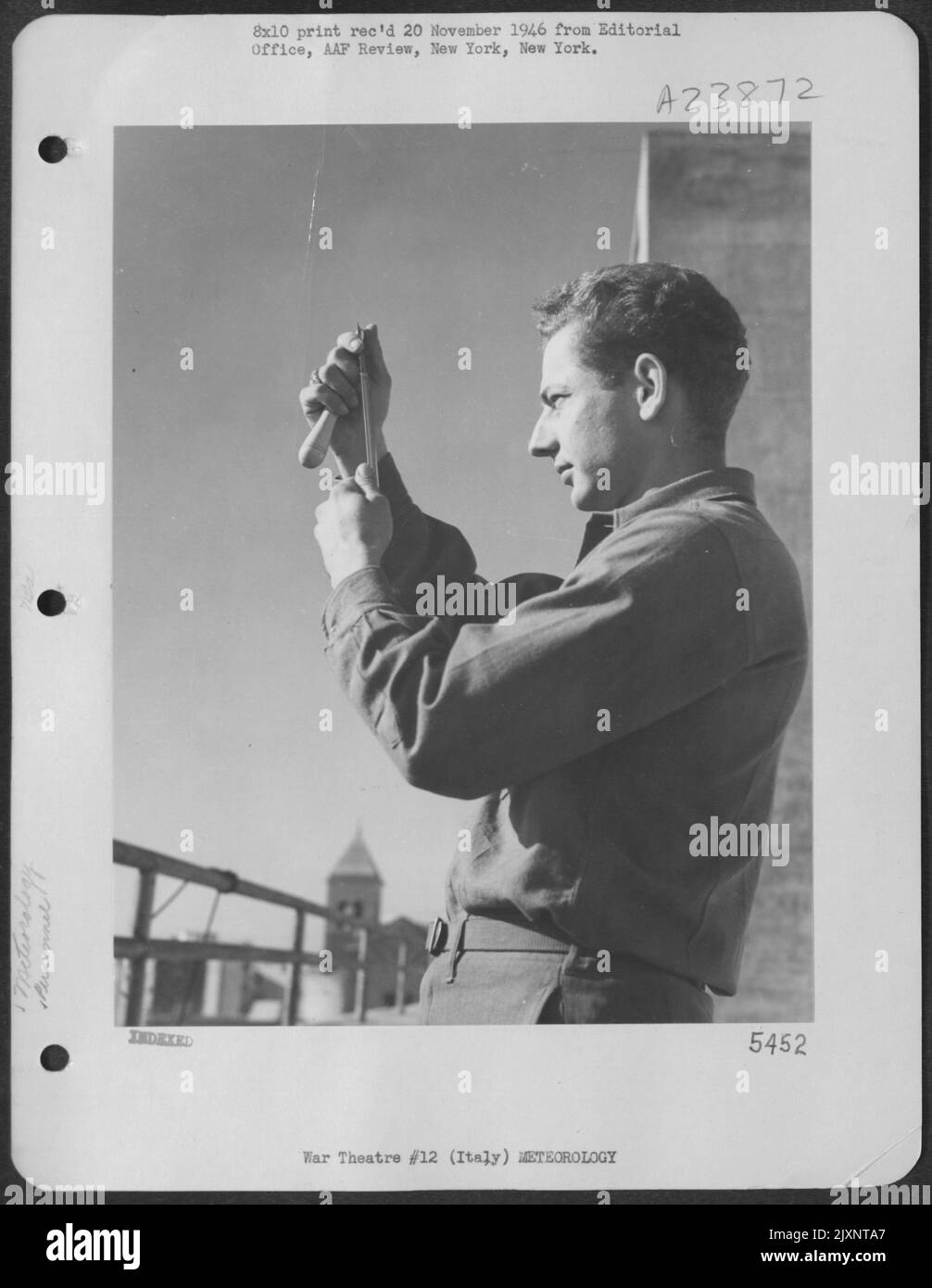 Sgt. Theodore H. Rhodes, de Safford, Arizona, Whirls le psychromètre à ...
