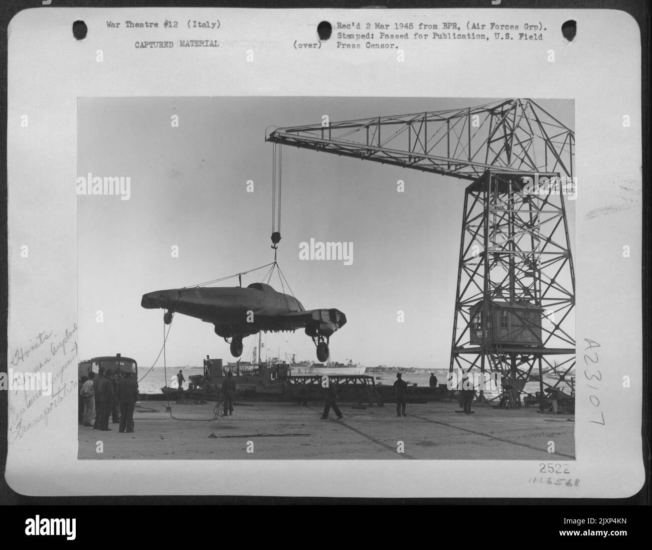 Le fuselage du Heinkel 111 qui a atterri en Italie, est pris à bord D ...