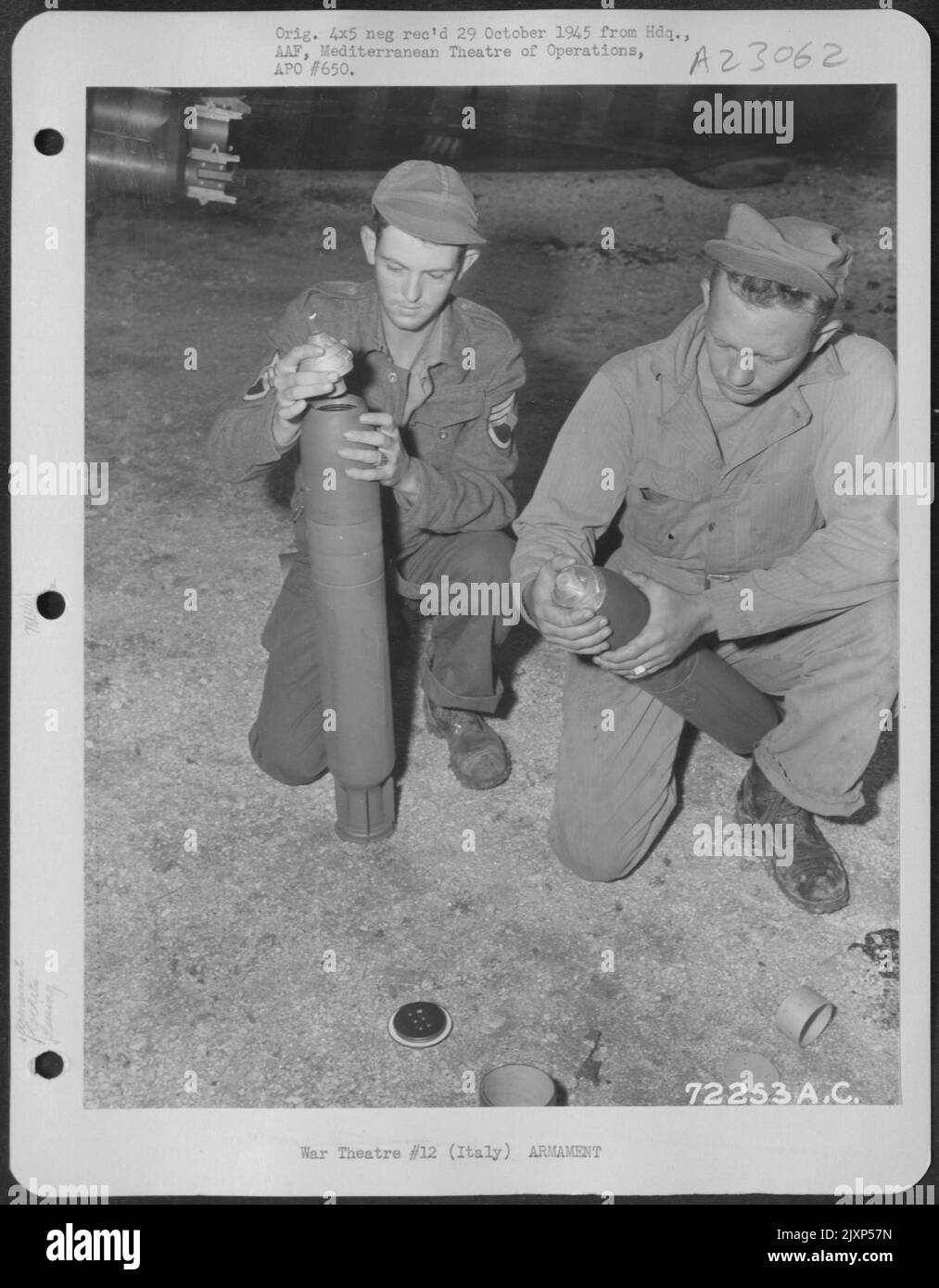 Armorers Fuse Rocket projectiles avant des charger sous les ailes d'Une ...