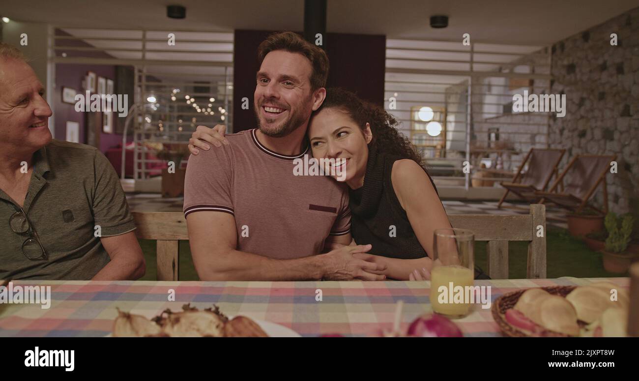 Les amis et la famille partagent des histoires tout en étant assis à la ...