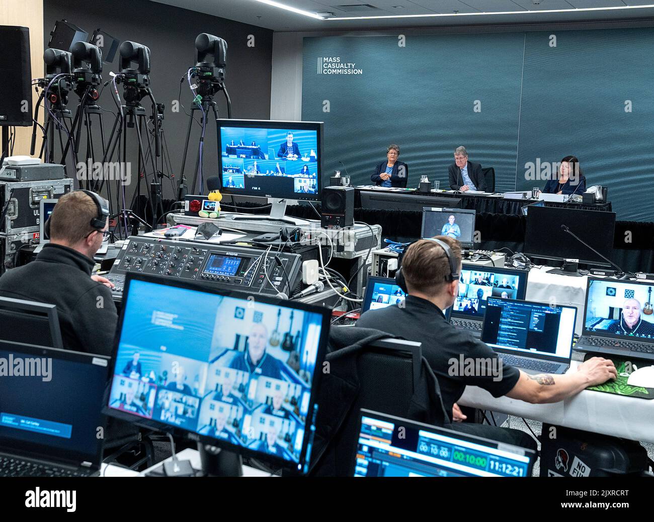 Les commissaires Leanne Fitch, Michael MacDonald, président, et Kim ...