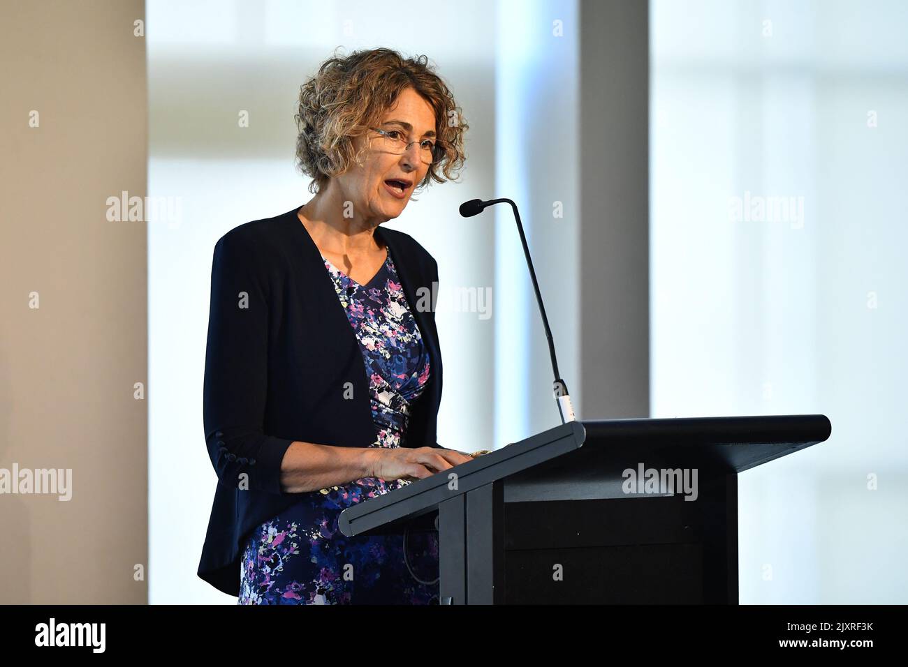 Jenni Mack, la fille aînée de Ted Mack, parle lors d'un service ...