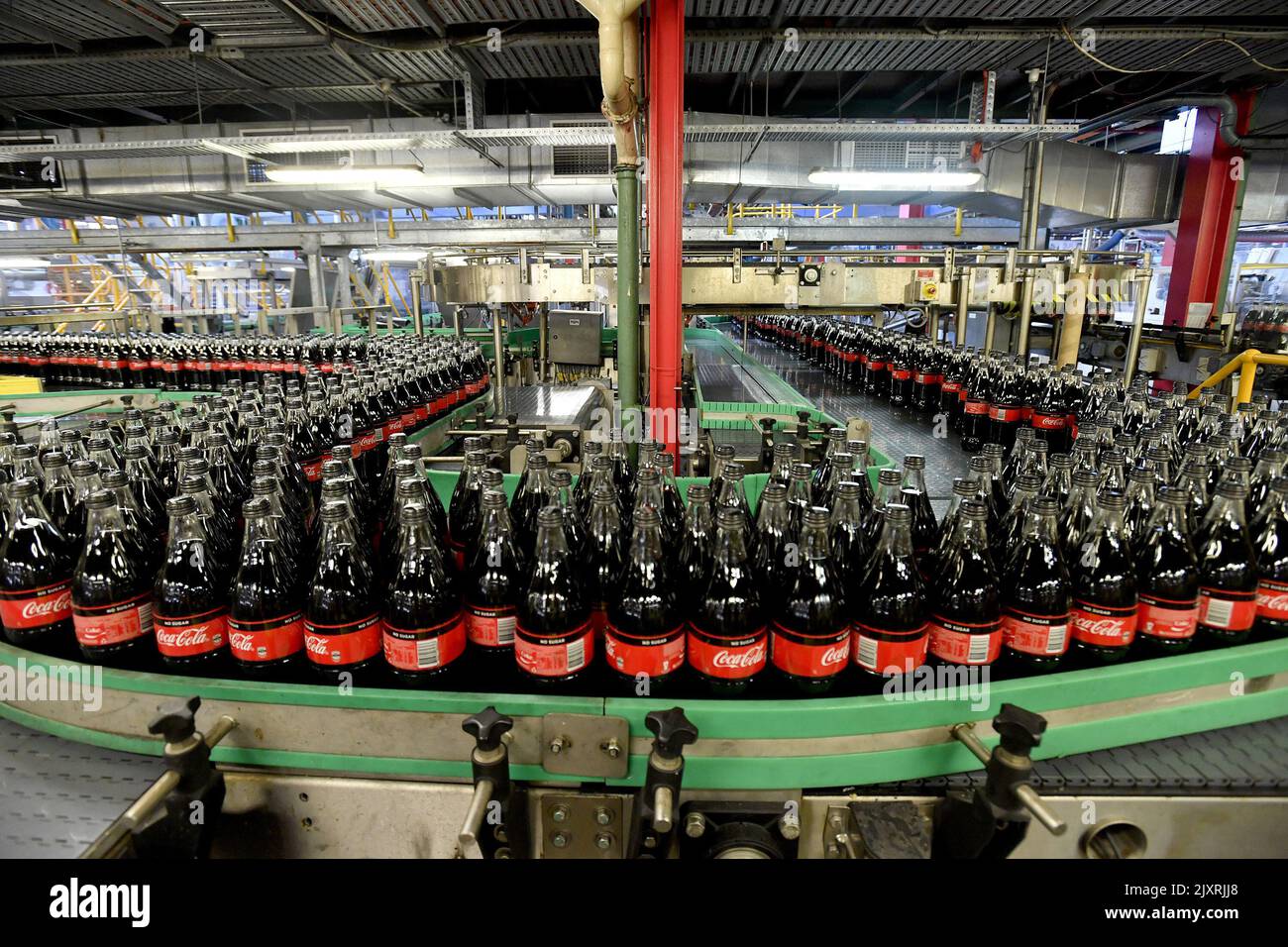 Des bouteilles de Coca-Cola sont vues sur une chaîne de production de l ...