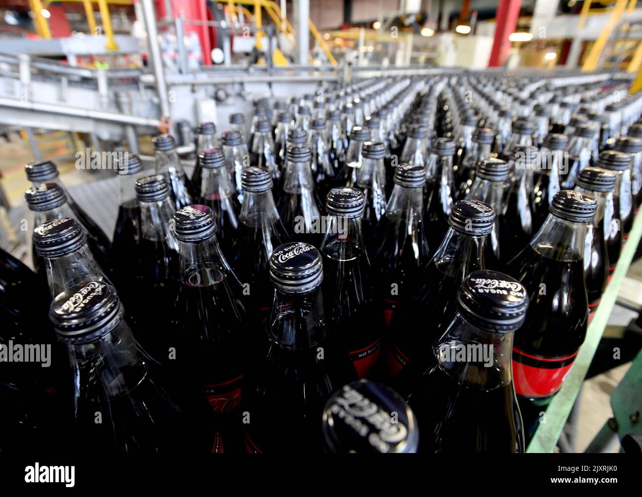 Des bouteilles de Coca-Cola sont vues sur une chaîne de production de l ...