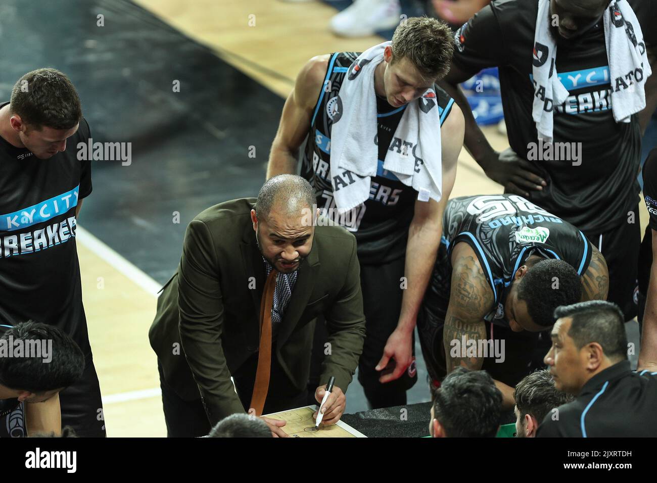 L'entraîneur en chef Kevin Braswell des Breakers lors du match de la ...