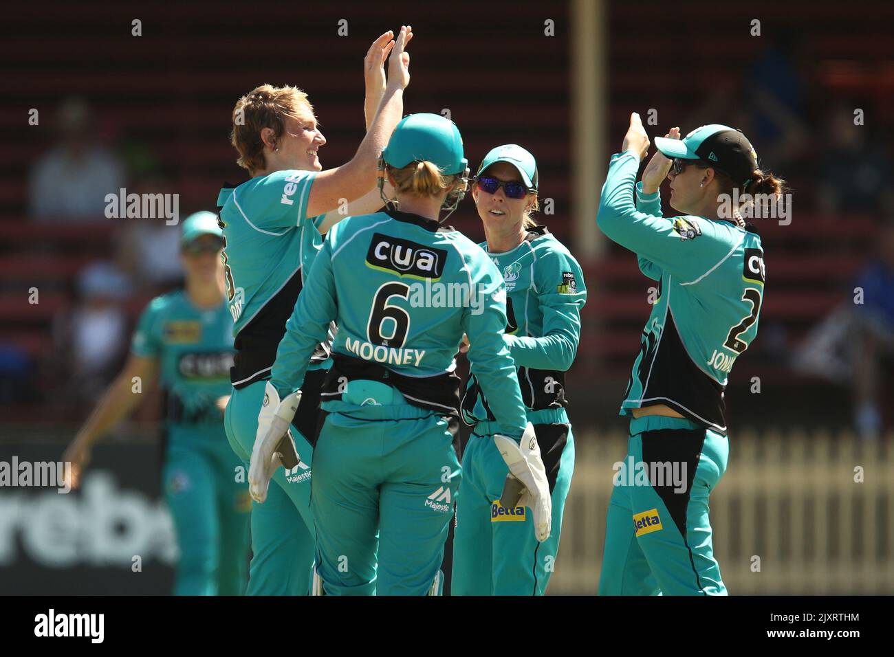 Sammy-JO Johnson of Heat fête ses coéquipiers après avoir reçu le ...