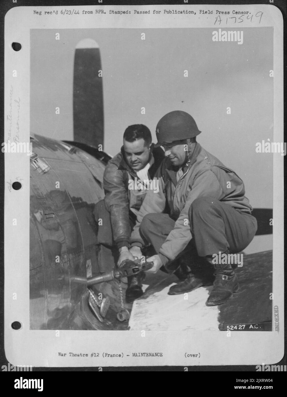 Ici, le général de division E.R. Quesada, commandant du 9th Fighter ...