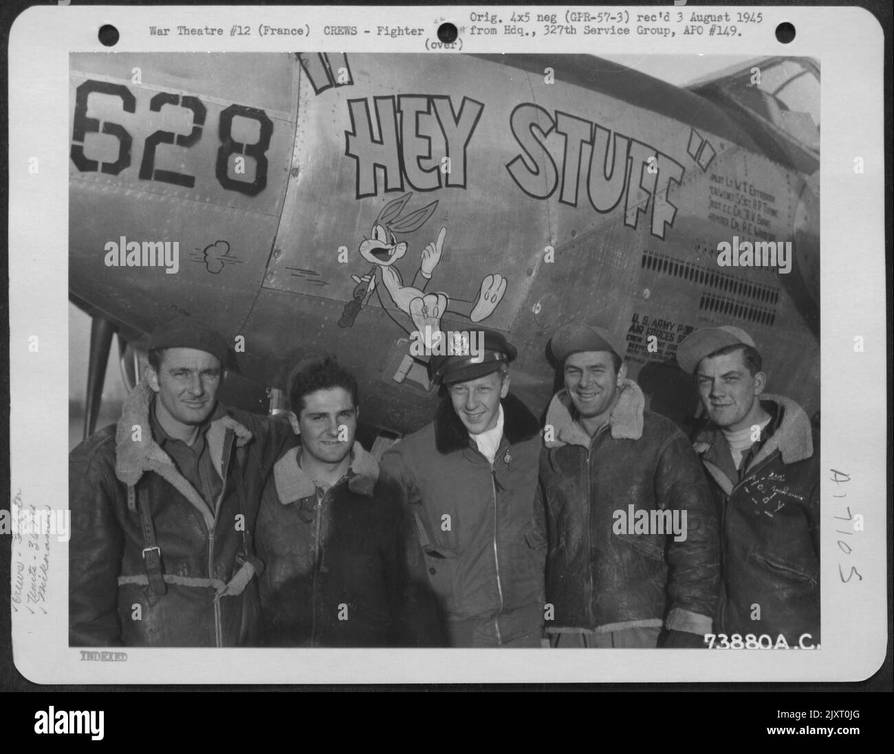 Le pilote et l'équipage au sol du groupe Fighter 367th, à côté de leur ...