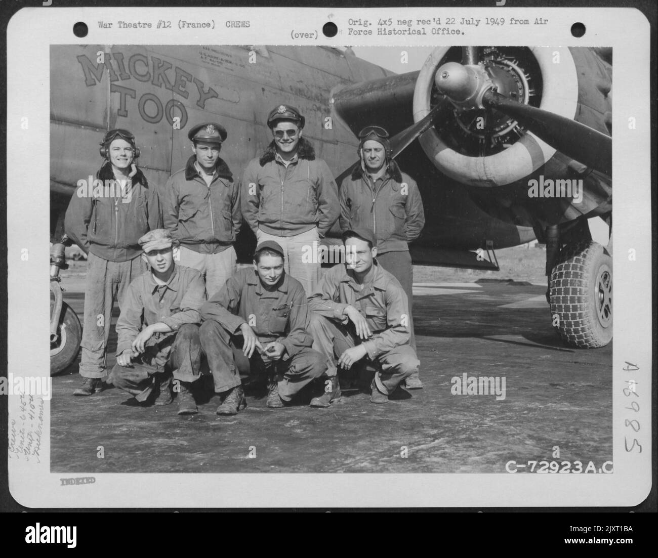 Les membres de l'équipage du 645th Escadron de bombe, 410th Bomb Group ...