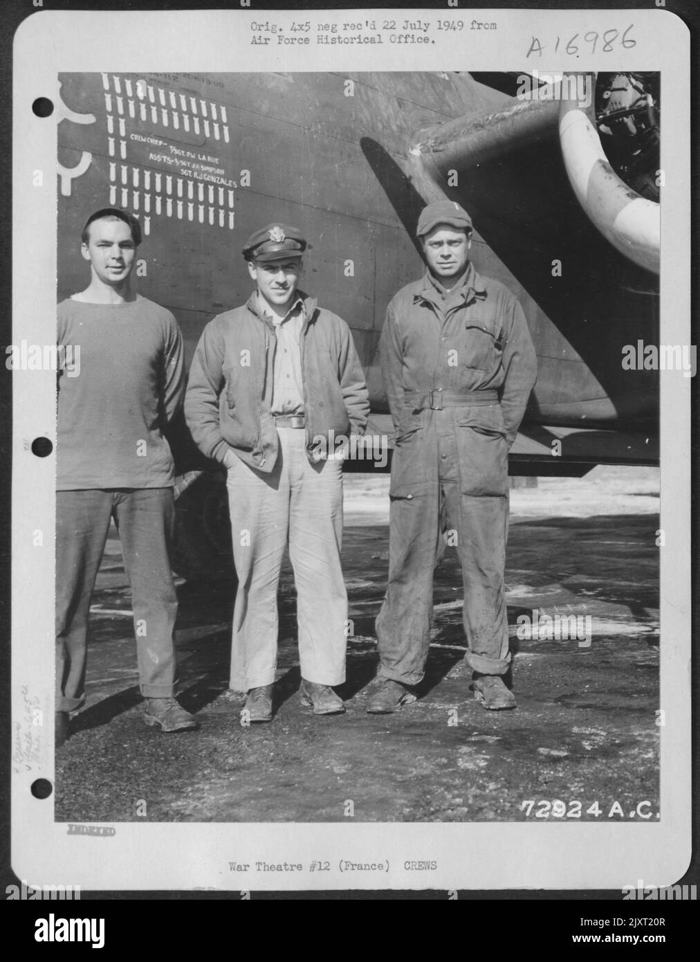 Les membres d'équipage du 645th Escadron de bombe, 410th Bomb Group ...
