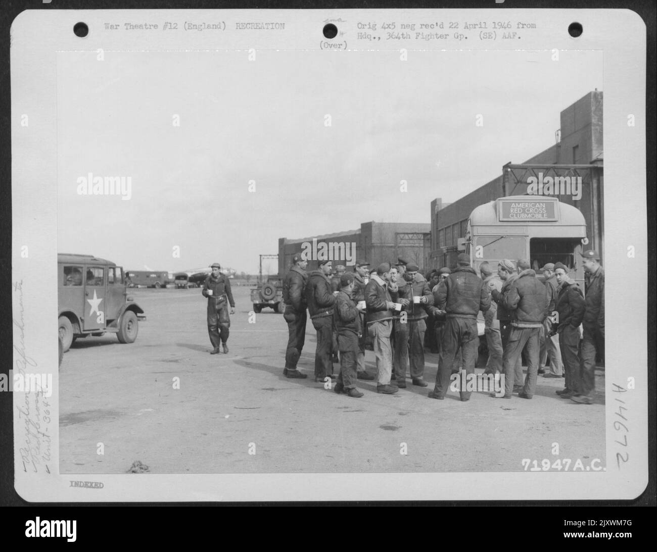 Le personnel du 364th Fighter Group, 67th Fighter Wing, s'aider à ...
