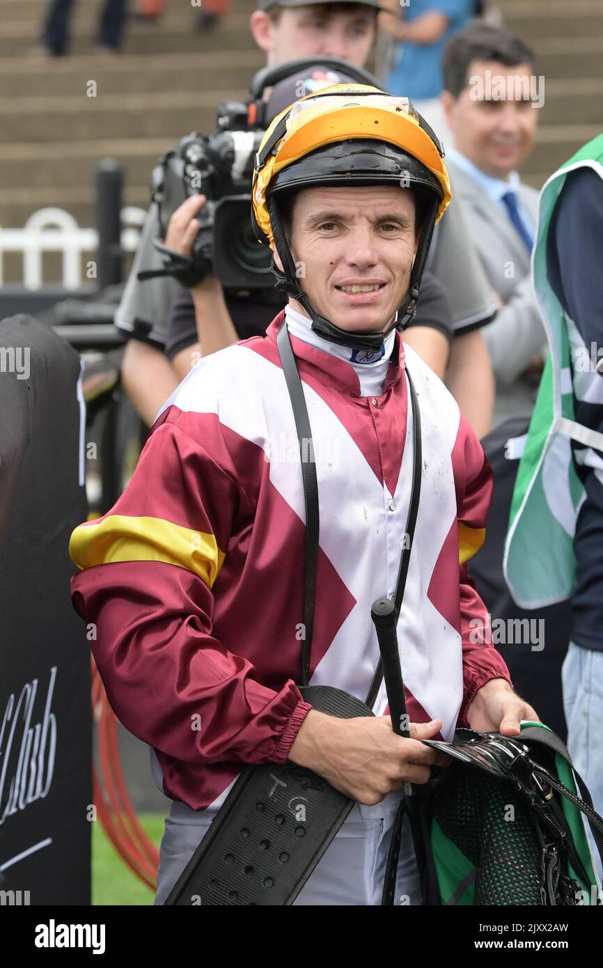 Le jockey Tim Clark est vu dans la cour de montage après avoir pris la ...