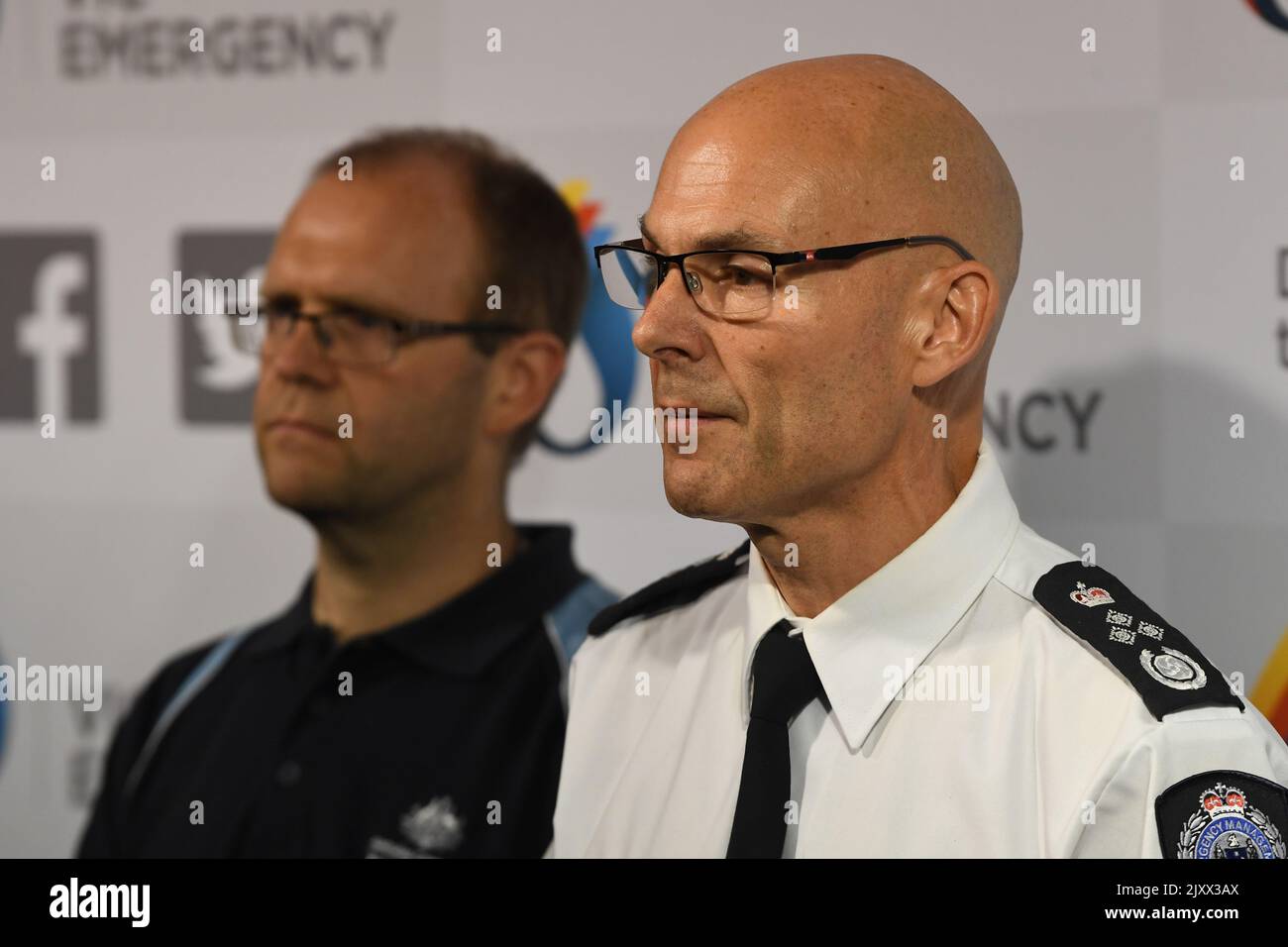 Andrew Crisp, commissaire à la gestion des urgences, s'adresse aux ...
