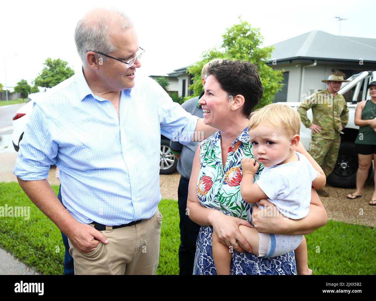 Le premier ministre Scott Morris s'entretient avec les résidents locaux ...