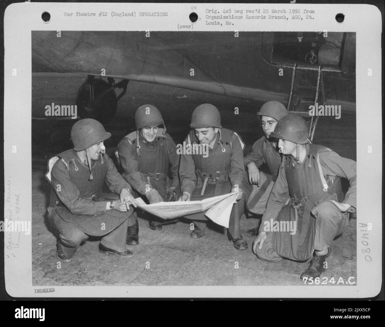 Les membres du groupe de transport de troupes de 439Th ont étudié leur ...
