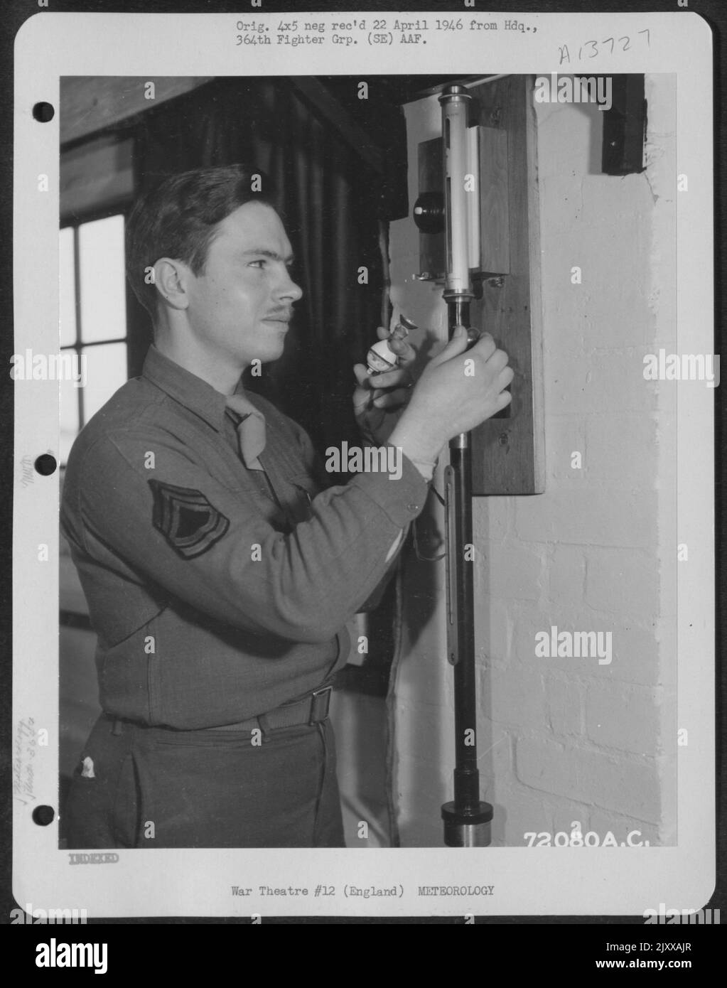 Un membre du 364th Fighter Group, 67th Fighter Wing, lit le Baromètre ...