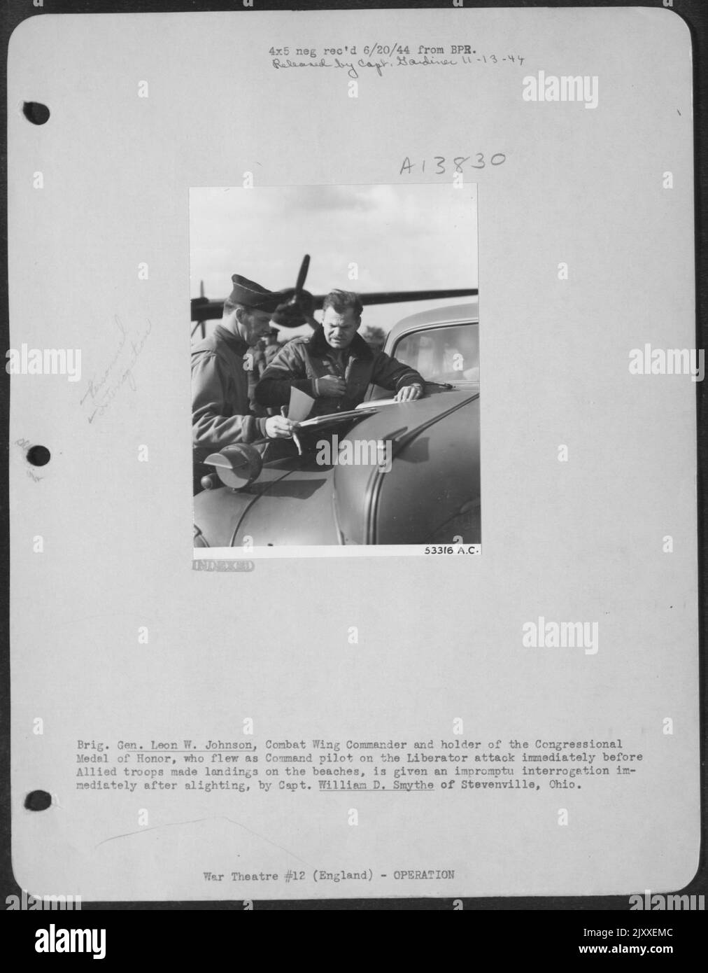 Bang. Le général Leon W. Johnson, commandant de l'escadre de combat et ...