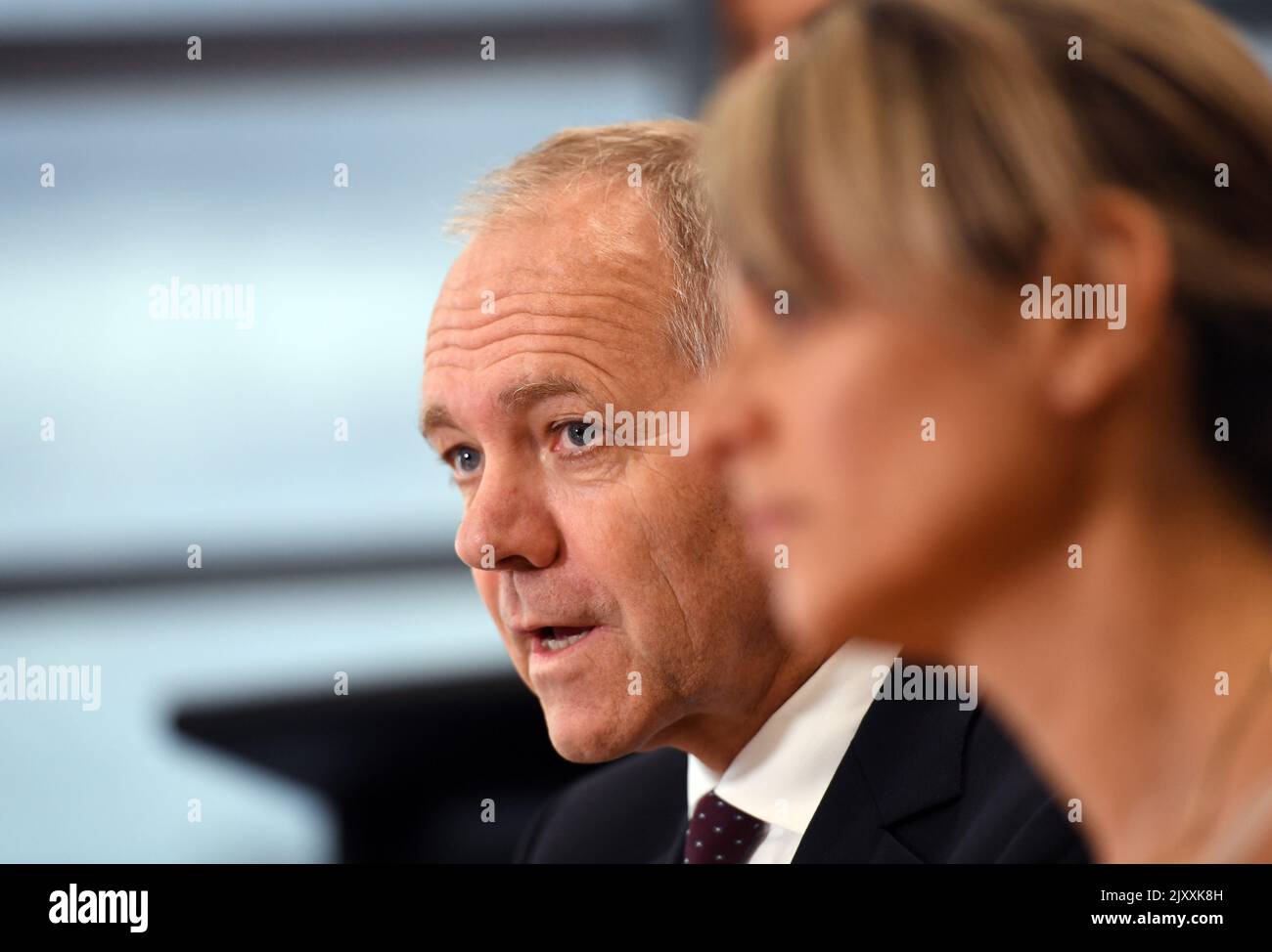 L'avocat principal Ben Slade et la cliente de la Westpac Bank Michelle ...