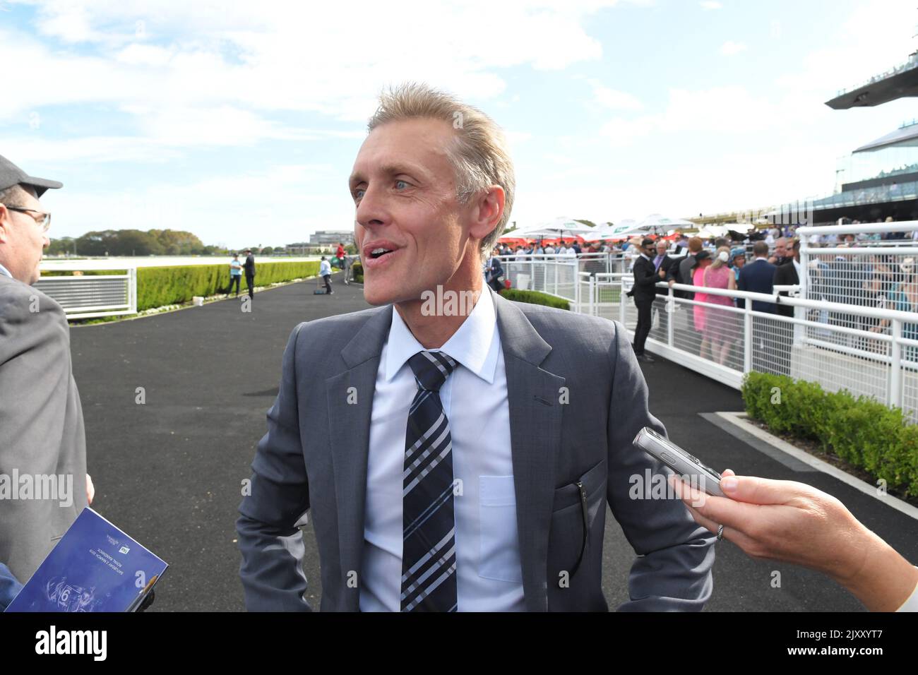 L'entraîneur Mark Newnham est vu après que Nakeeta Jane gagne la course ...