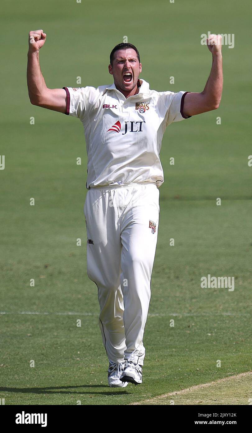 Luke Feldman, le batteur du Queensland, célèbre son tir de cricket de ...