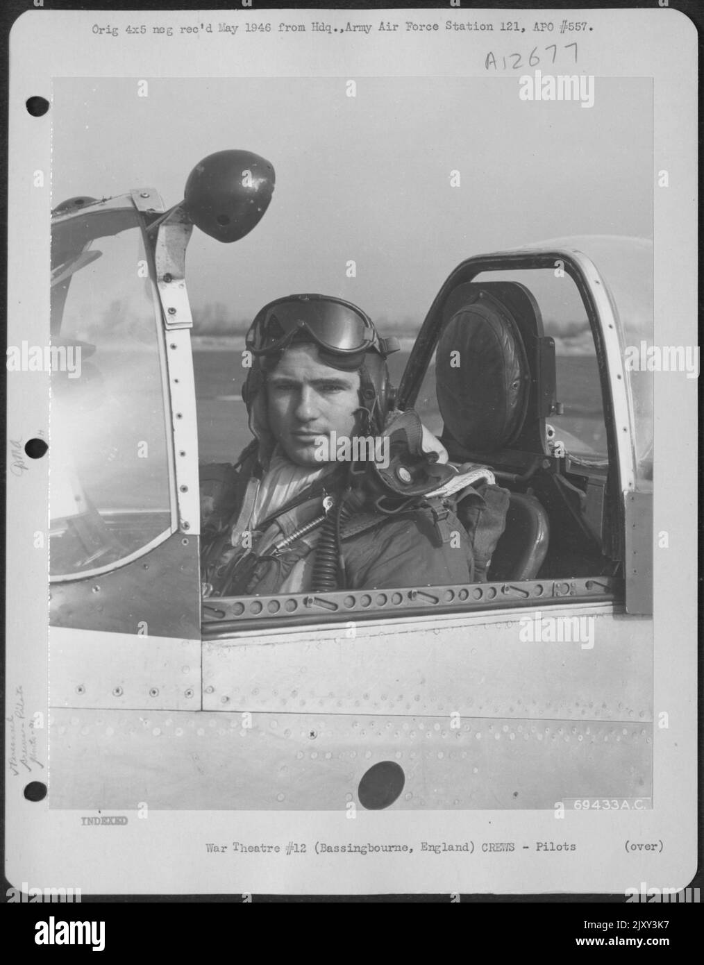 Le colonel Brooks, commandant du Groupe scoutisme 1st, Groupe bombe ...