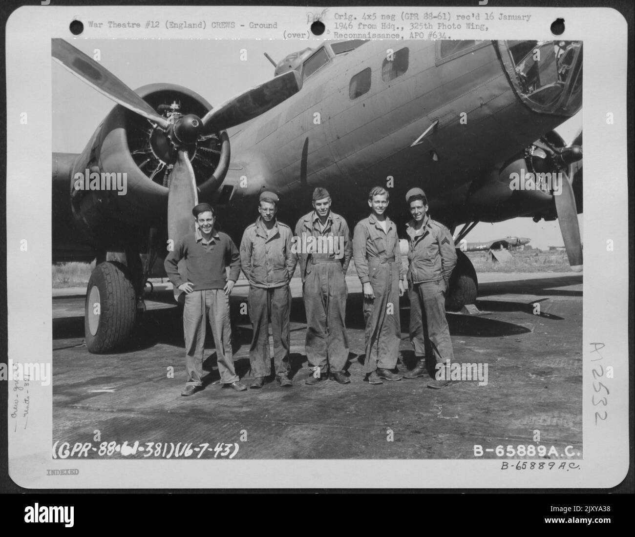 Équipe terrestre du groupe Bomb 381st à côté du Boeing B-17 'Forteresse volante' au 8th Air ...