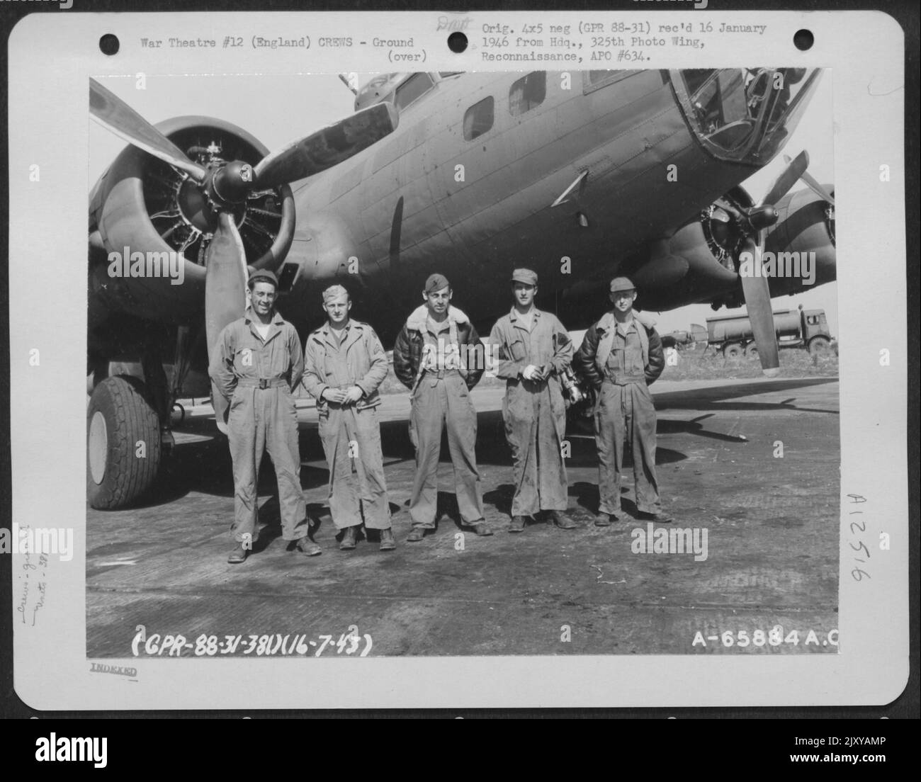 Équipe terrestre du groupe Bomb 381st devant Un Boeing B-17 « Forteresse volante » au 8th Air ...