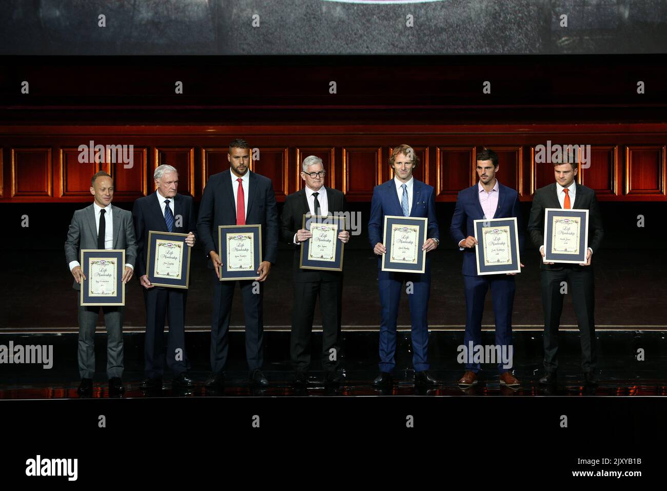 Nouveaux membres à vie de l'AFL (G-D) juge-arbitre Ray Chamberlain ...
