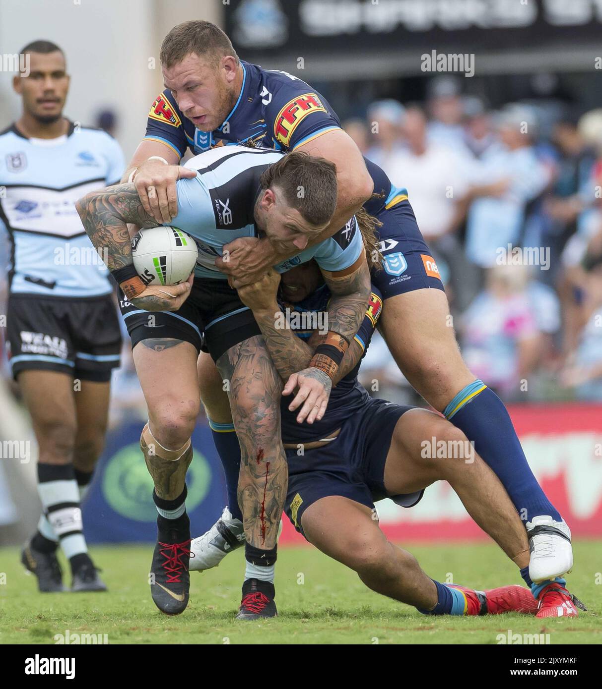 Josh Dugan des requins est attaqué pendant le match de la série 2 entre les requins de Cronulla ...