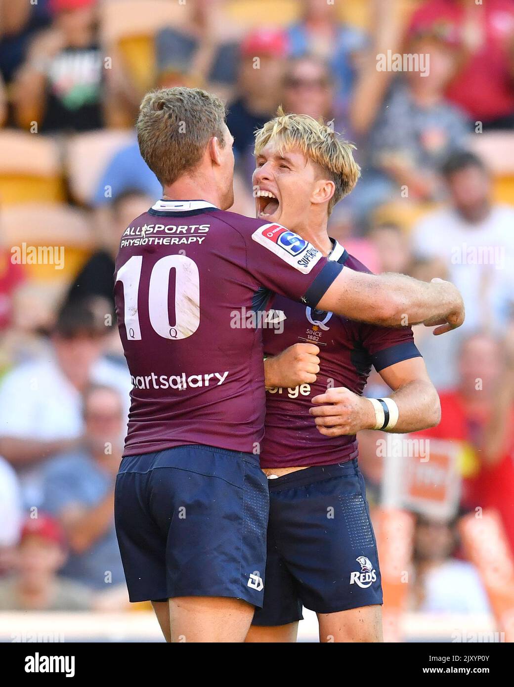 Tate McDermott (à droite) des Reds fête son essai avec Bryce Hegarty (à gauche) lors du match ...